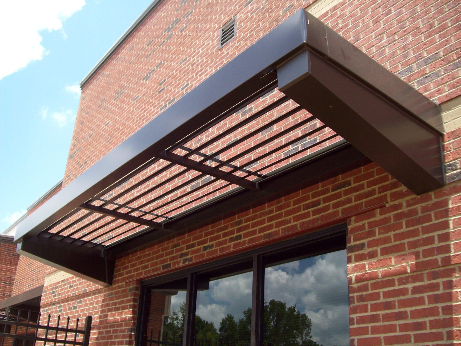 Cantilevered Sunshades | Series 4200